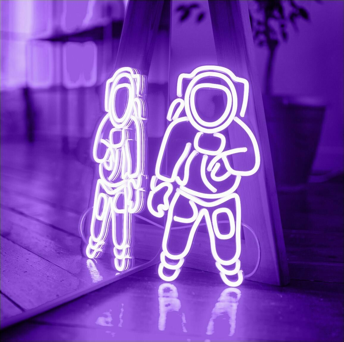 Неоновый ночник Маленький космонавт, 35х18 см, фиолетовый