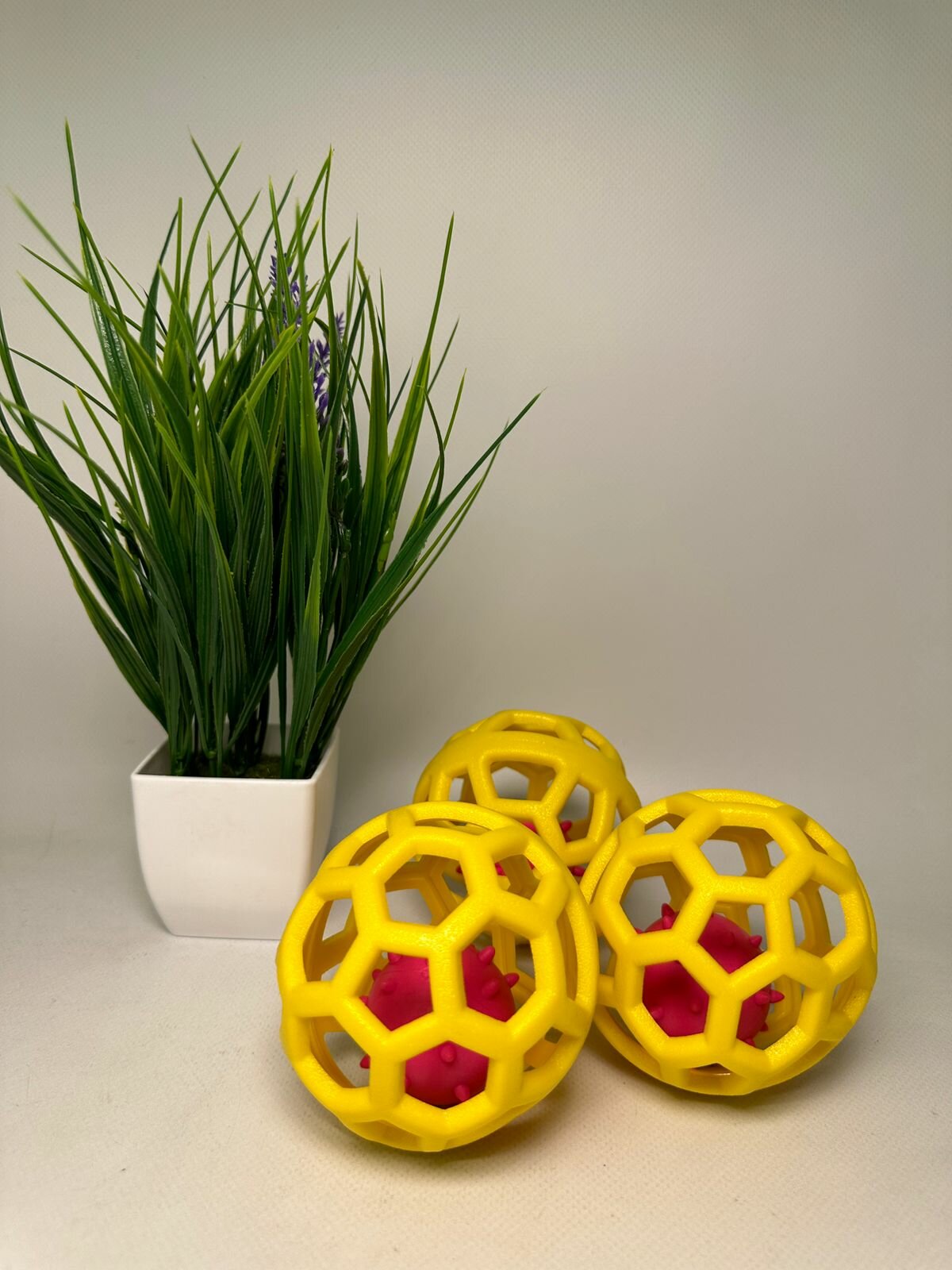 Мяч-погремушка для собак. Прочный прыгучий мяч с бубенчиком внутри. Жевательный. Грызунок. Для любых размеров и пород. Для чистки зубов. Неубиваемый. Интерактивный. Со звуком.