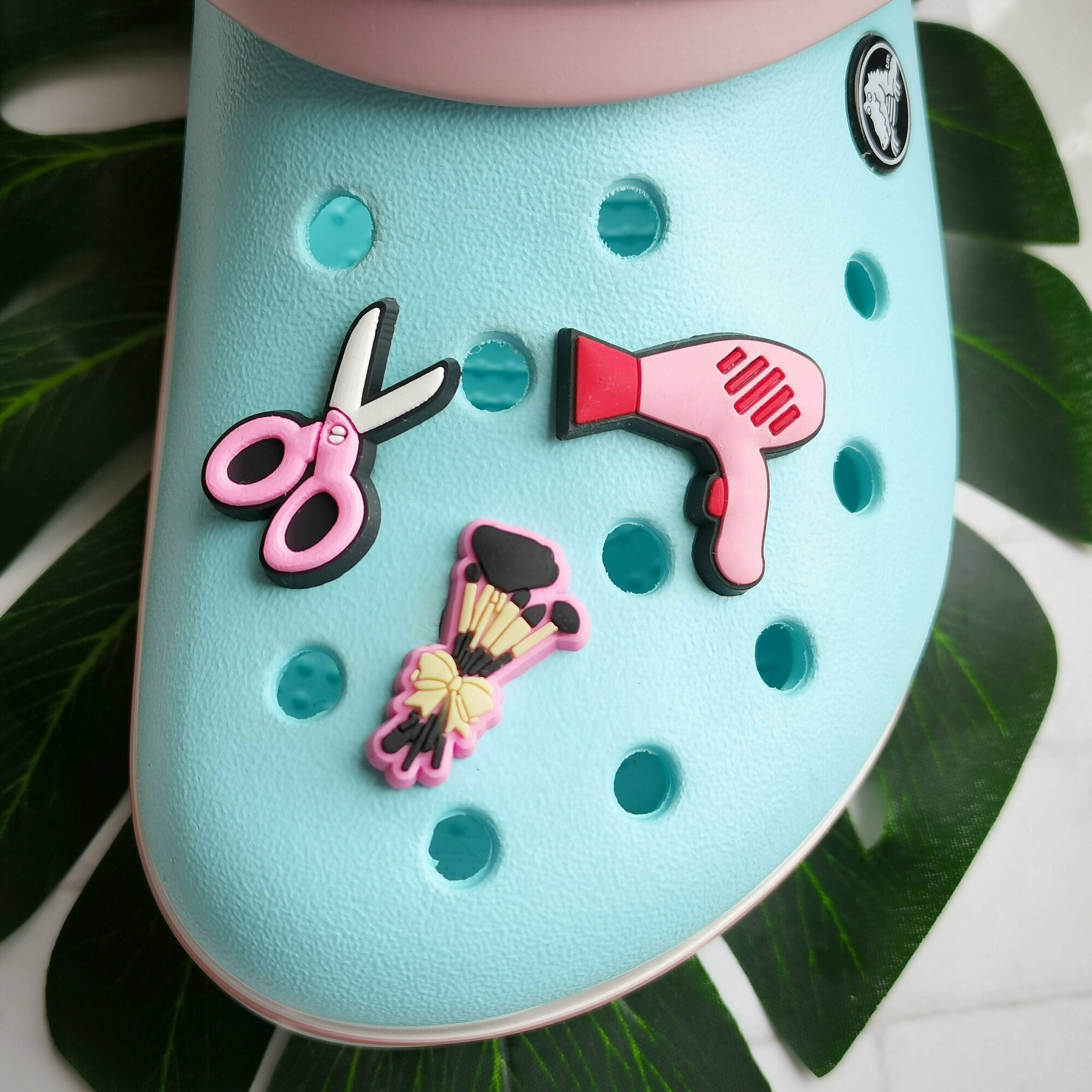Джибитсы для парикмахера, фен, ножницы на Crocs