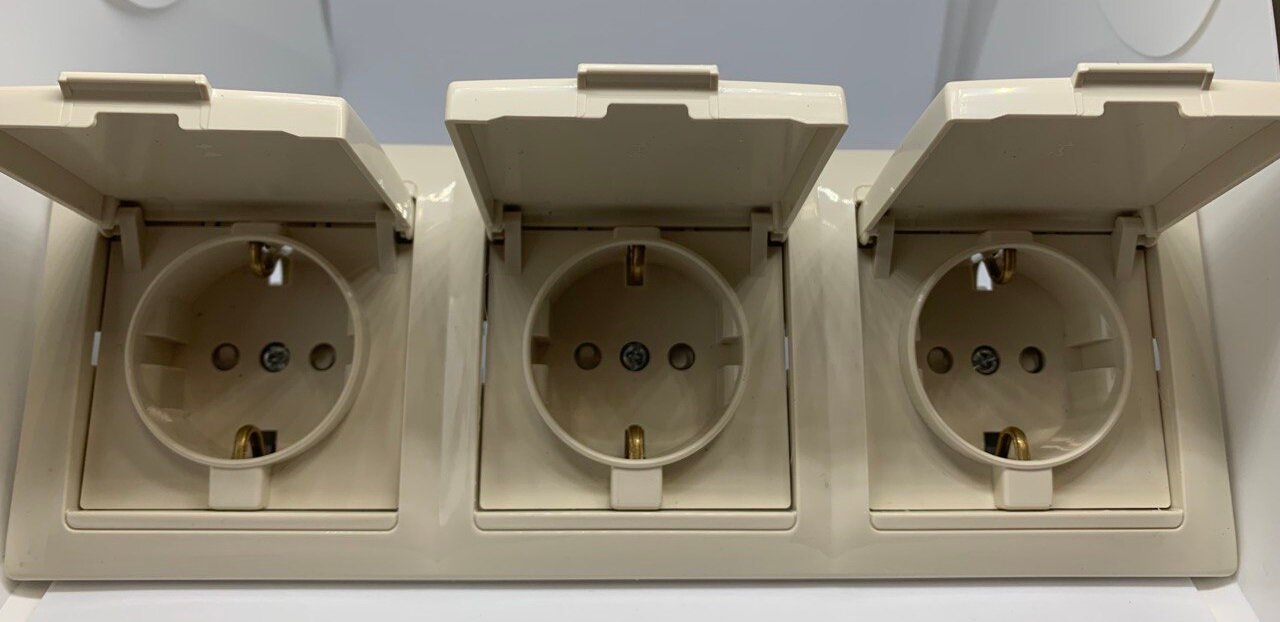 Розетка 3-ая (скрытая, с/з) бежевая с крышкой, Стиль, Bylectrica