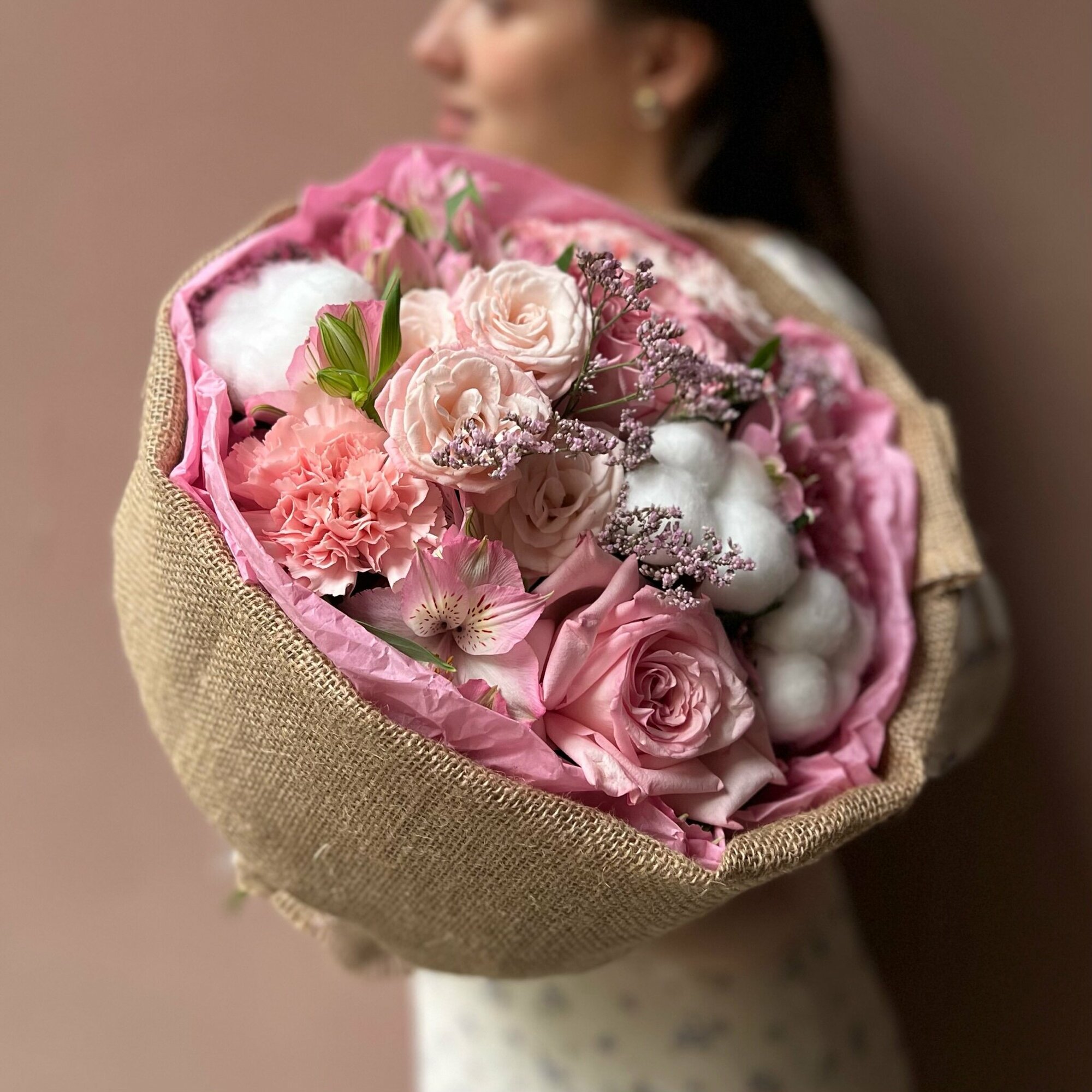 Букет «Астахова» (пионовидные розы, диантус, хлопок, мешковина)