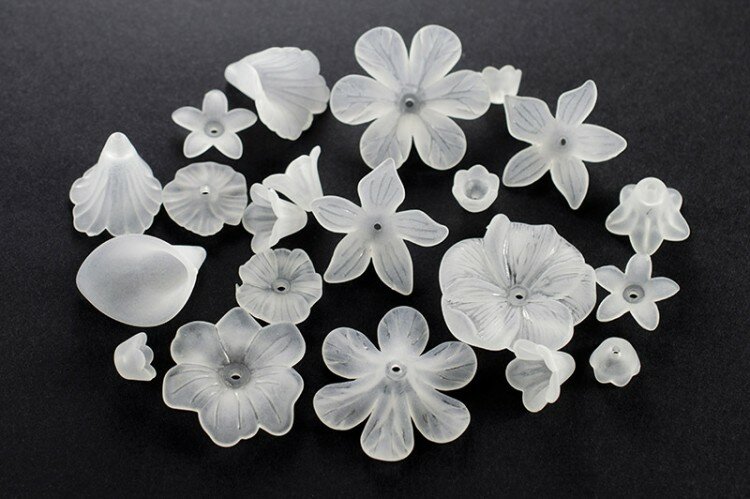 Бусины акриловые Цветочки 8-35х5-40х7-15мм, отверстие 1-2,5мм, цвет белый матовый, 540-083, 10г (около 11шт)