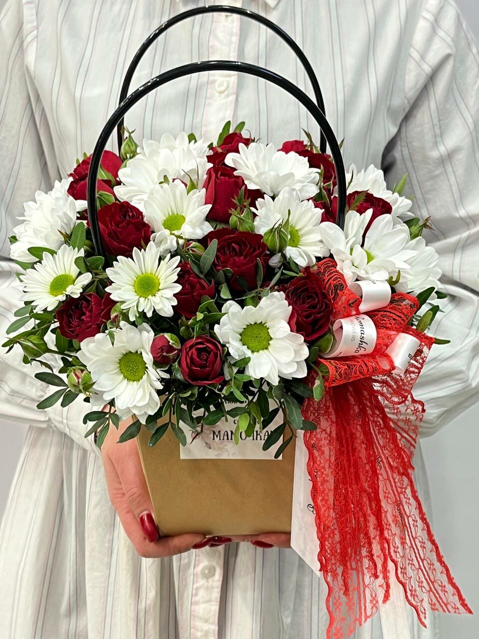 Сумочка из кустовых роз и хризантем «Брусника» - M (до 35 см)