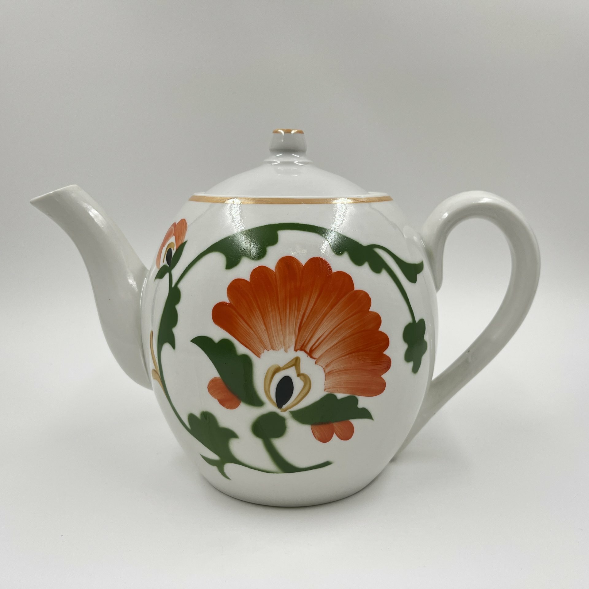 Чайник доливной, украшенный изображением цветов, фарфор, роспись