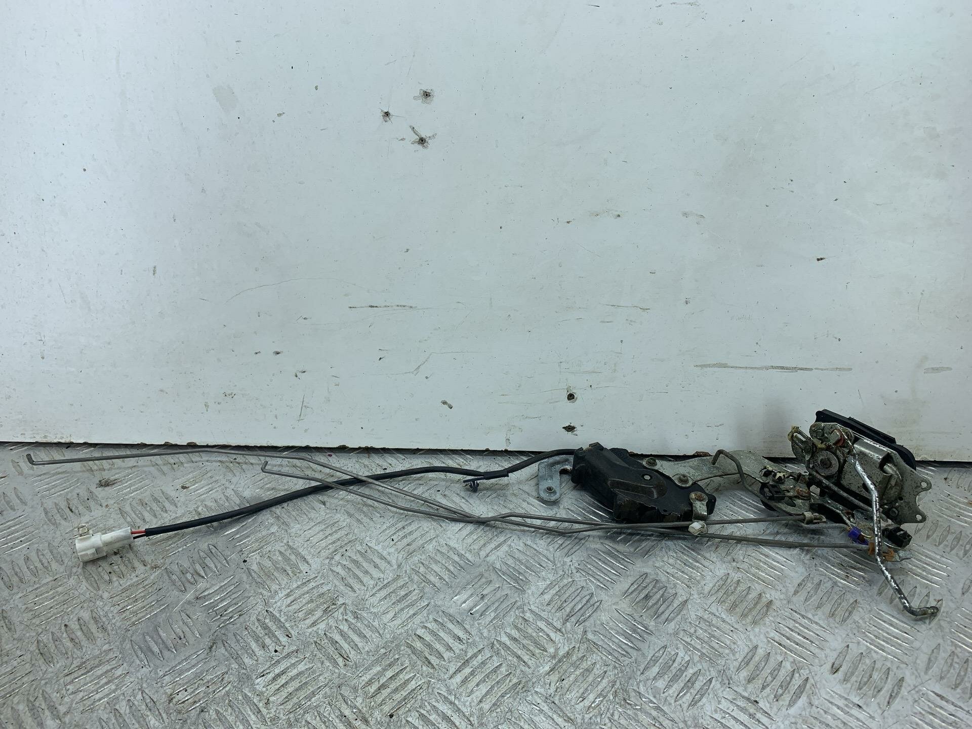 Замок двери задней правой Suzuki Baleno 1998