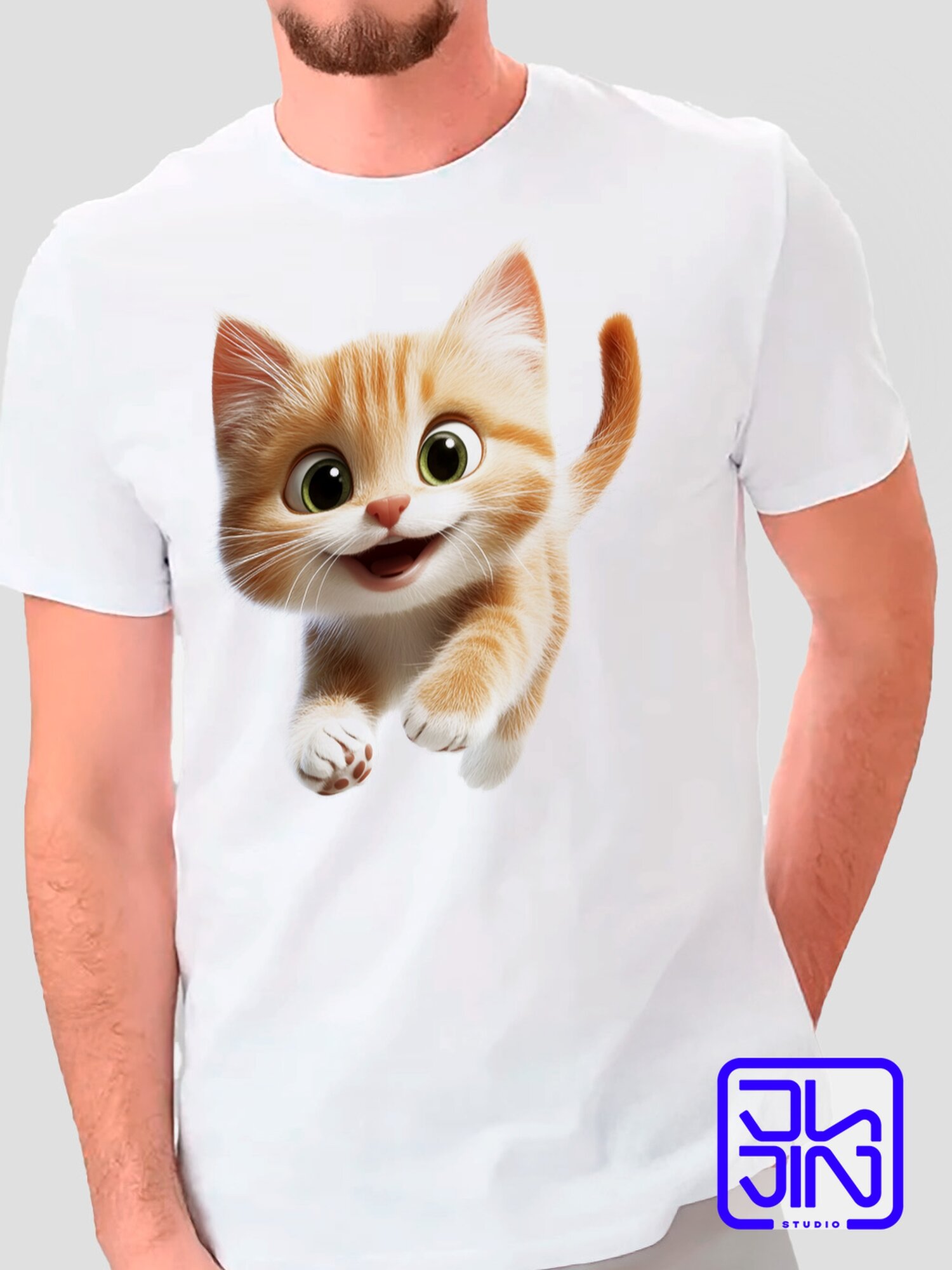 Футболка классическая мужская с авторским принтом Смешная веселая кошка рыжий, белый котенок на белом фоне с большими глазами, белый хлопковый трикотаж с прикольным рисунком на груди
