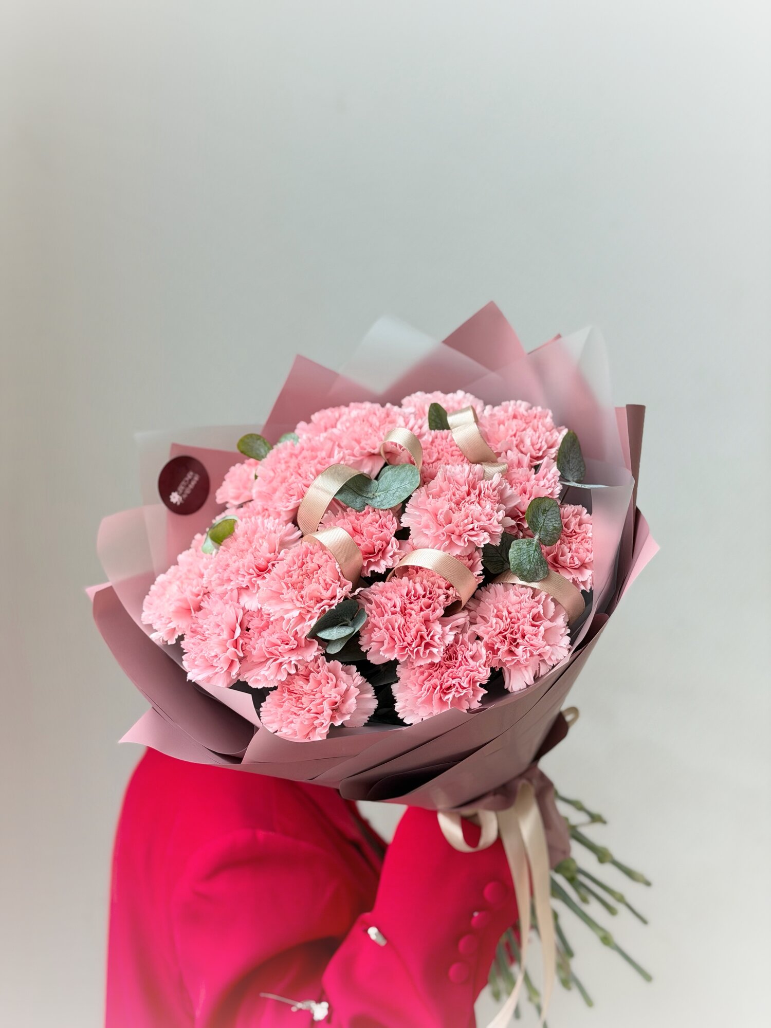 Монобукет "25 нежных гвоздик с эвкалиптом", розовый, сборка на стеблях