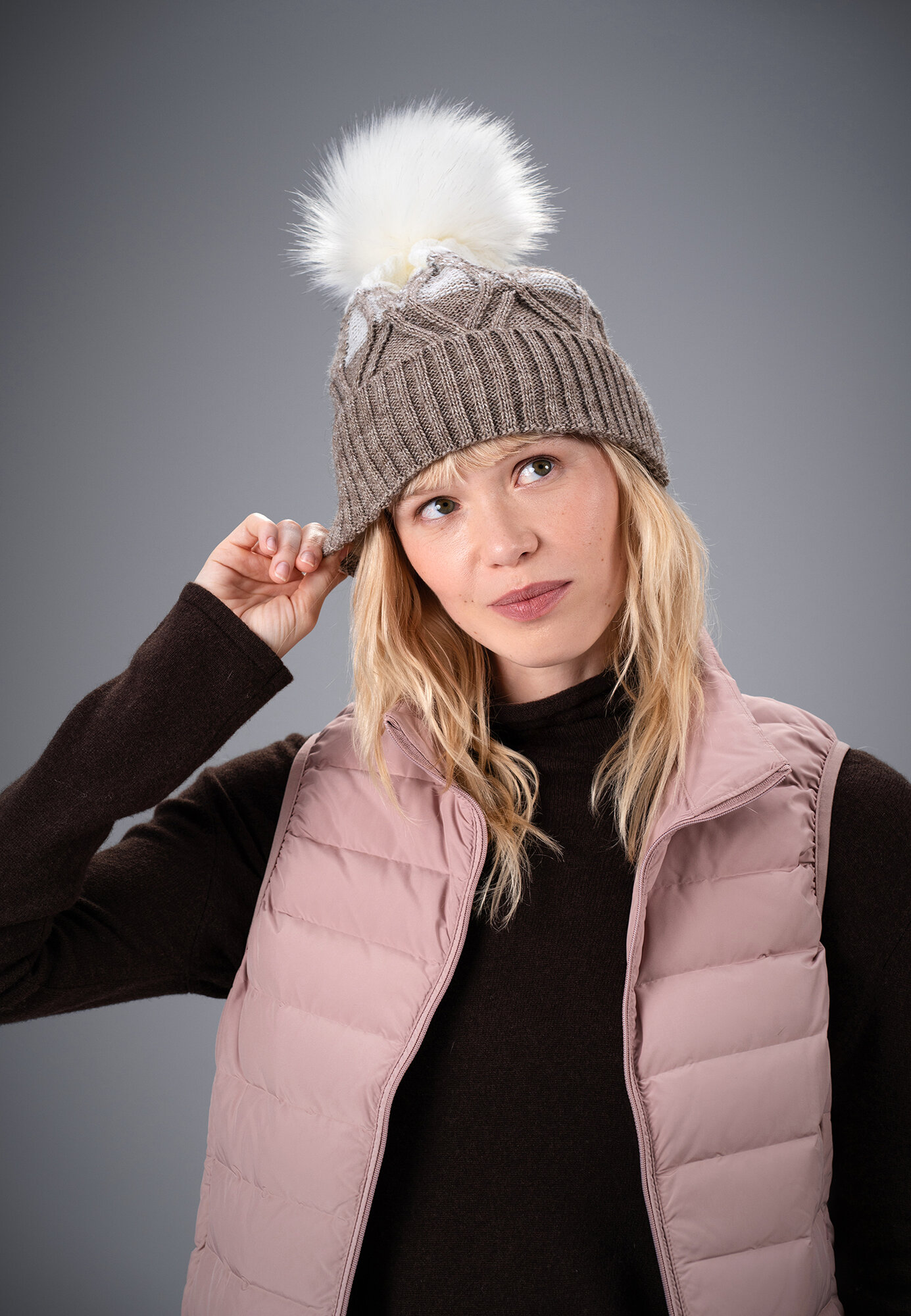Шапка с помпоном для женщин