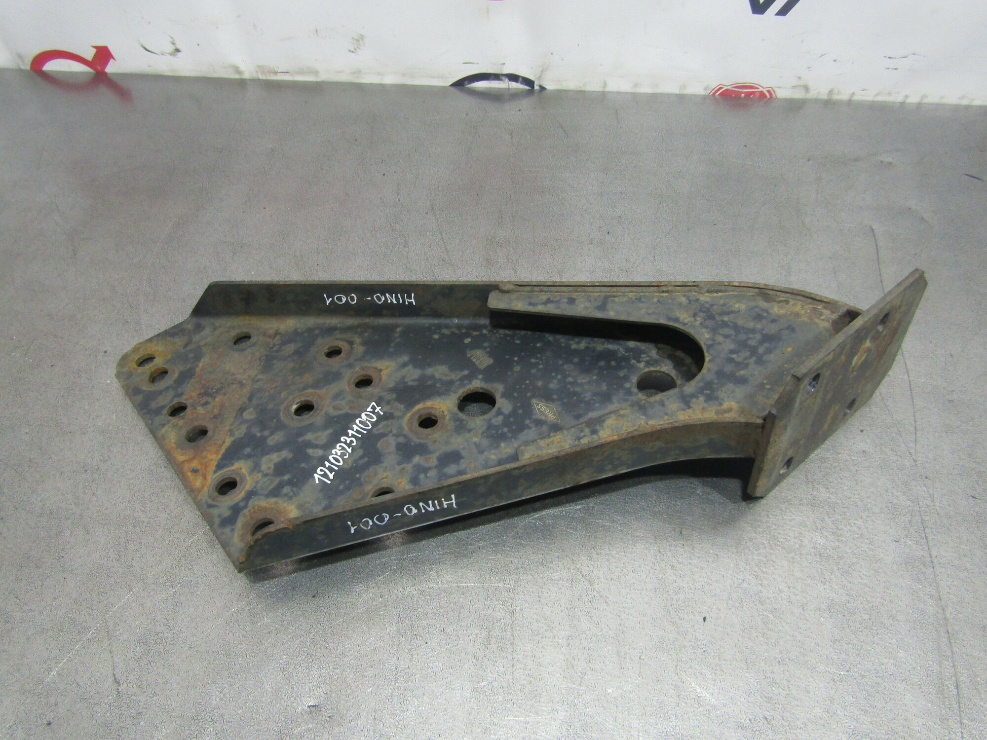 Кронштейн противооткатного упора задний правый HINO500