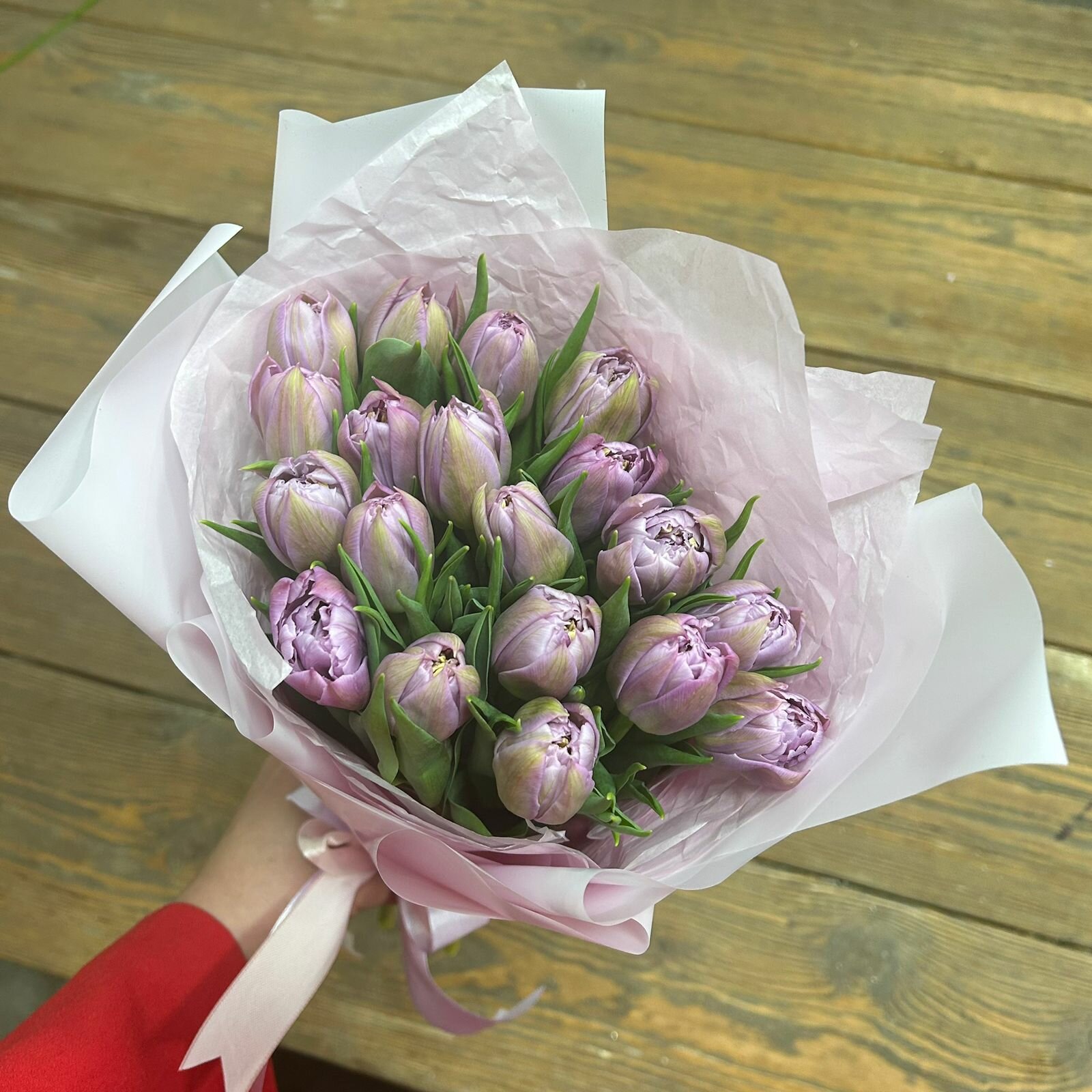 Букет "19 фиолетовых пионовидных тюльпанов" от бренда "флавель" в двухслойной упаковке