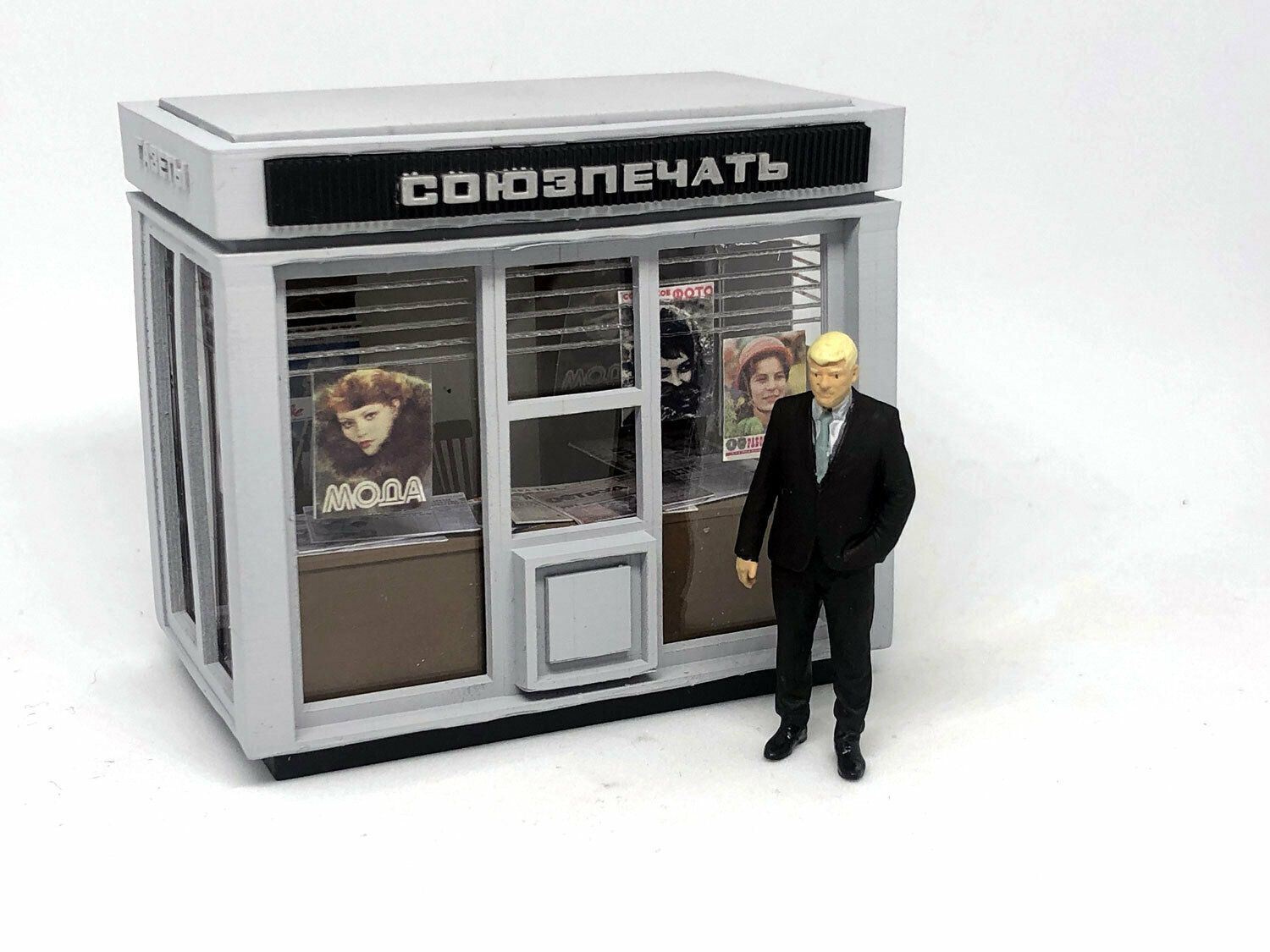 Геннадий в черном костюме модель в масштабе 1:43