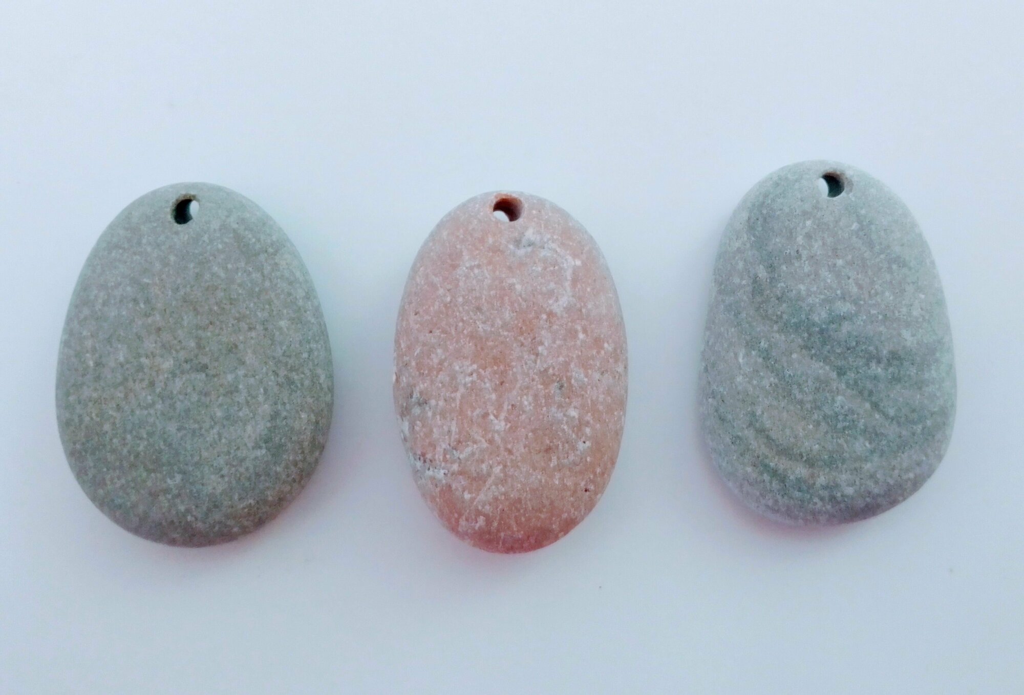 Заготовка для кулона и брелока 3-3,5см. 3шт. Плоский камень с отверстием.