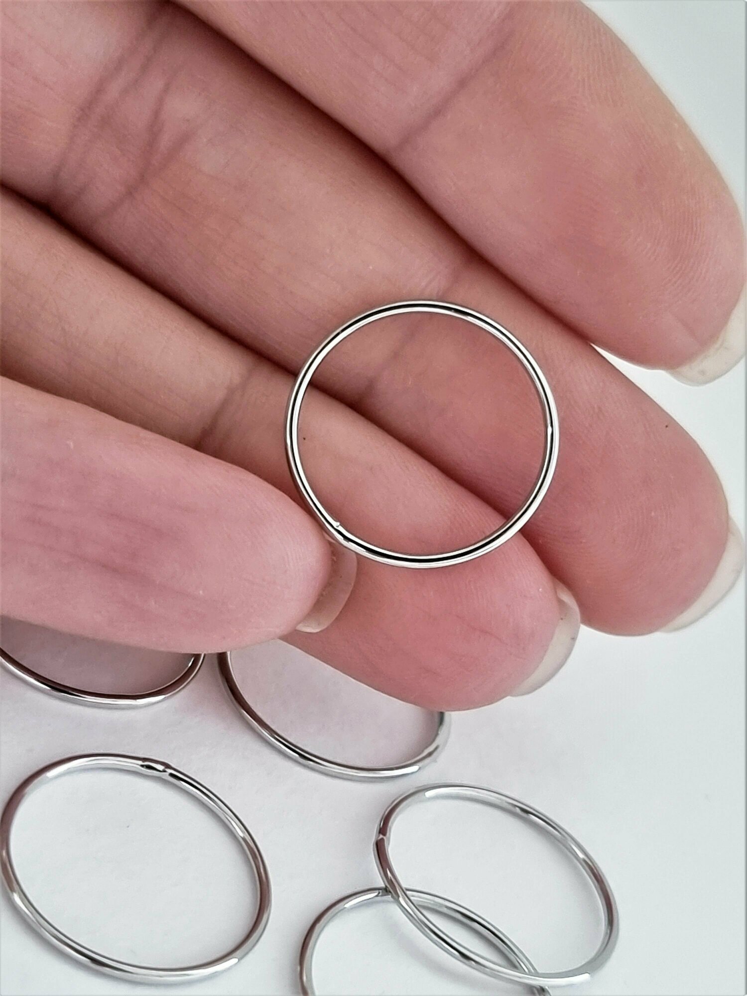 Тонкие спаянные кольца. 18мм. 6шт. Цвет Родий.