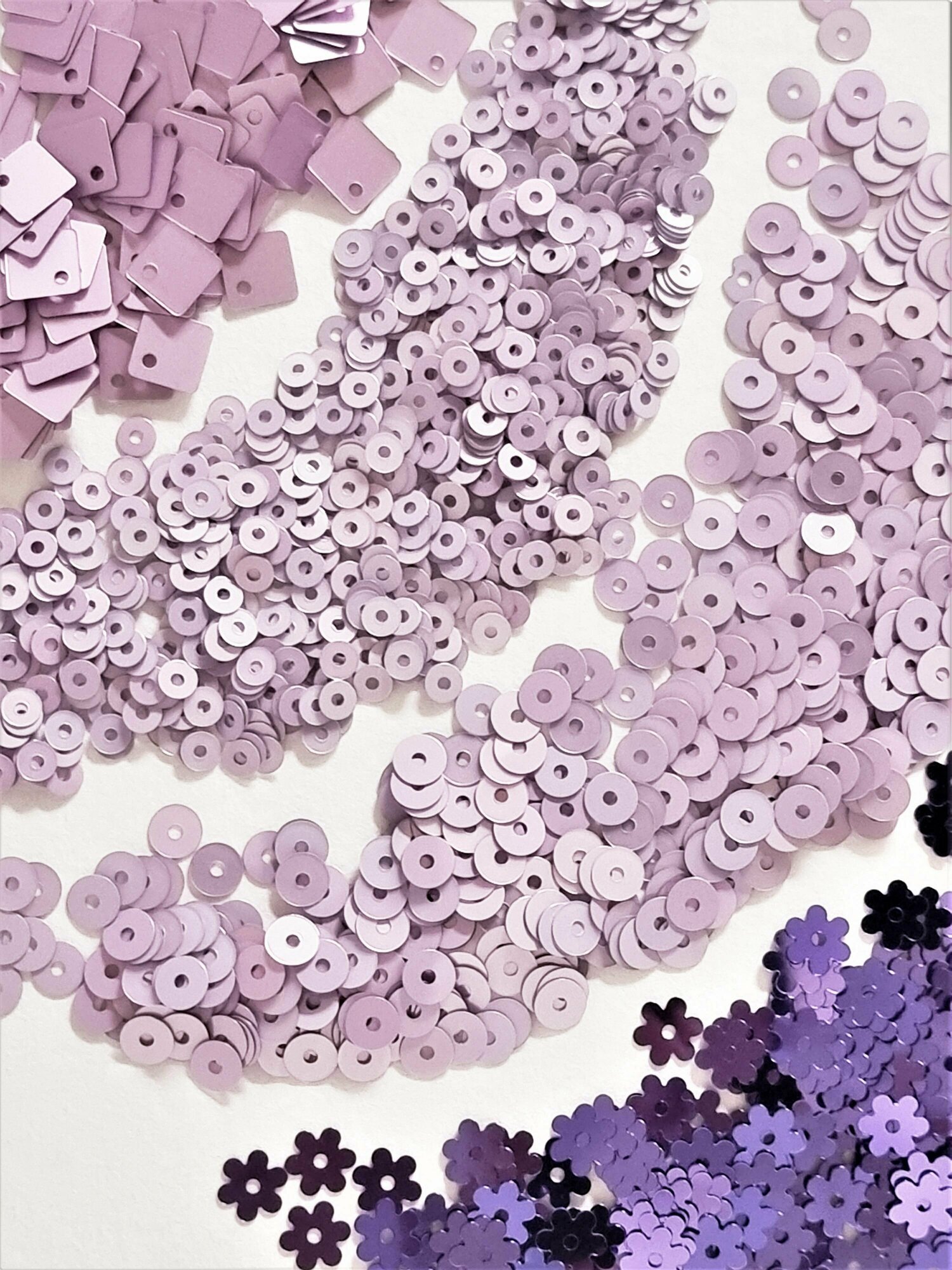 Итальянские пайетки 3,4мм. Сиреневые. 4х1,5г.