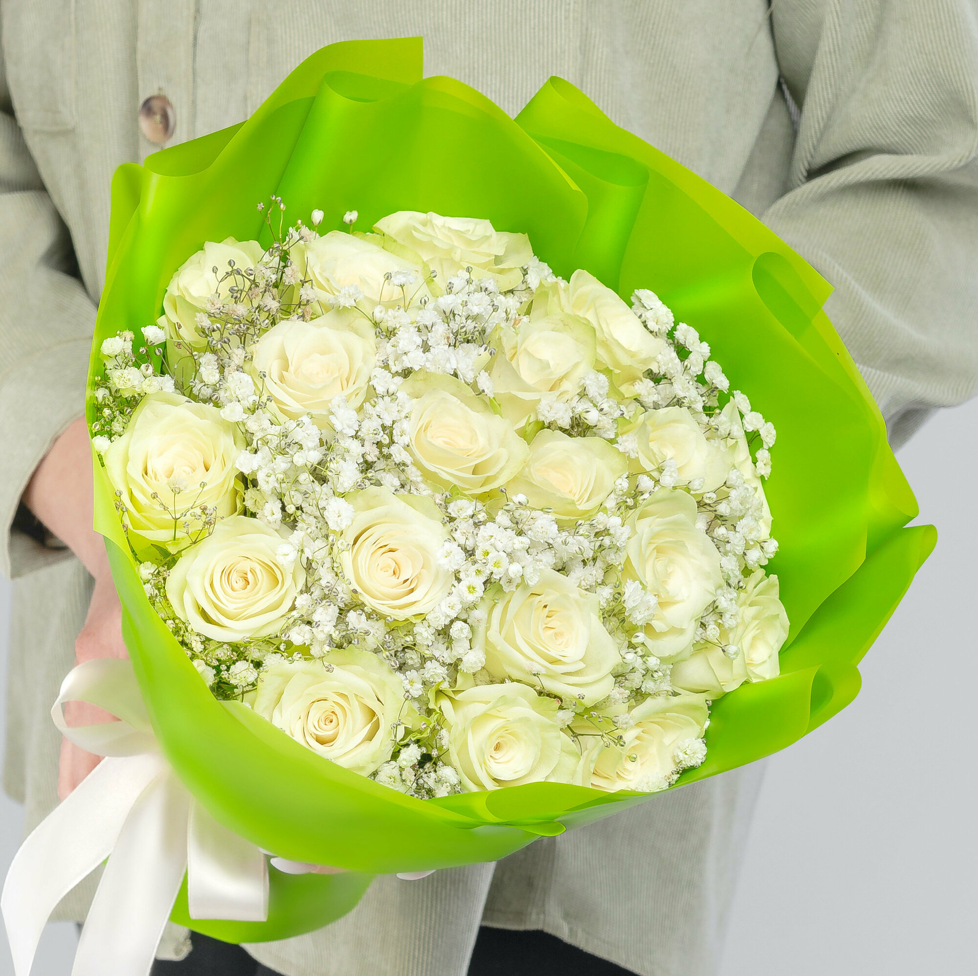 Дуо-букет Мегацвет24 "Гипсофила и розы", белый, дизайнерская упаковка