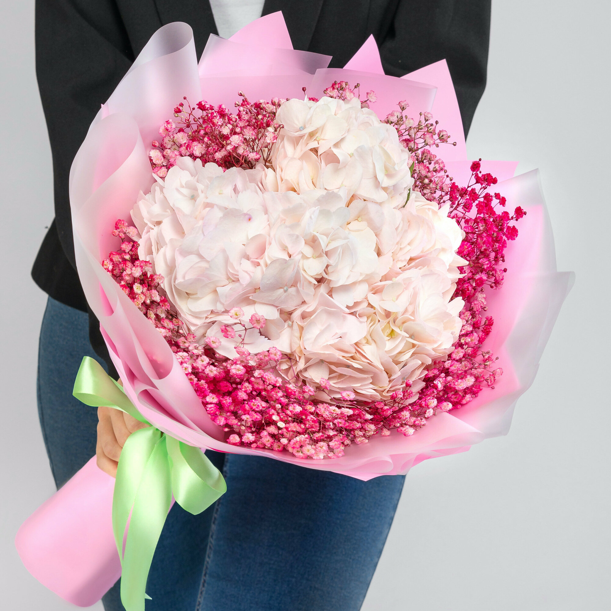 Дуо-букет Мегацвет24 "3 розовые гортензии и гипсофила малиновая", 40 см, дизайнерская упаковка