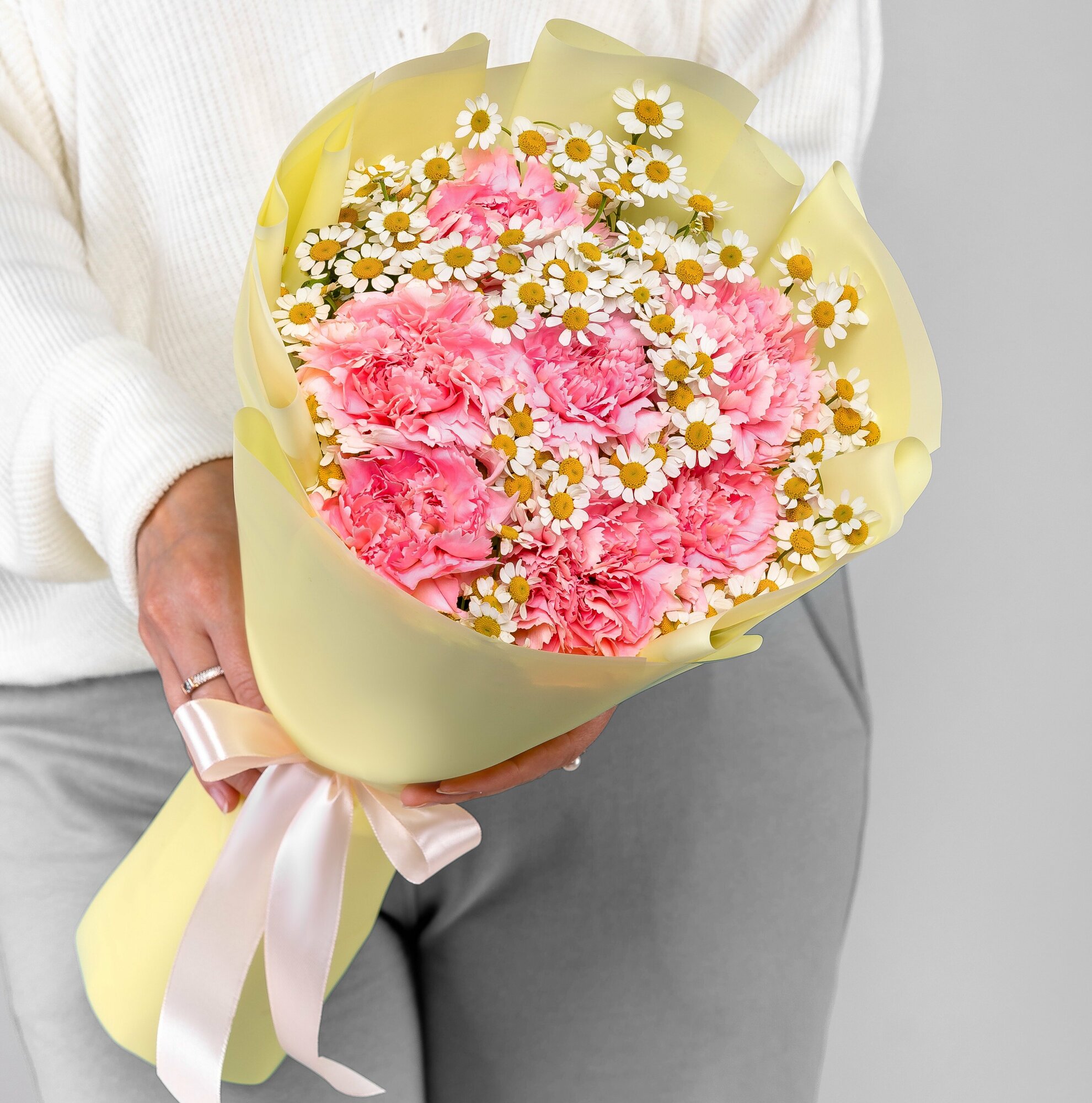 Дуо-букет Мегацвет24 "Гвоздика розовая и Ромашка кустовая", розовый/кремовый, дизайнерская упаковка