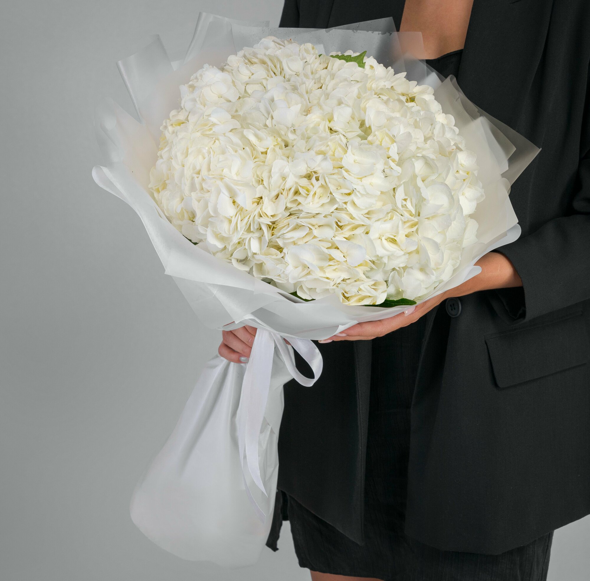 Букет Мегацвет24 "Белые Гортензии", 9 шт, дизайнерская упаковка