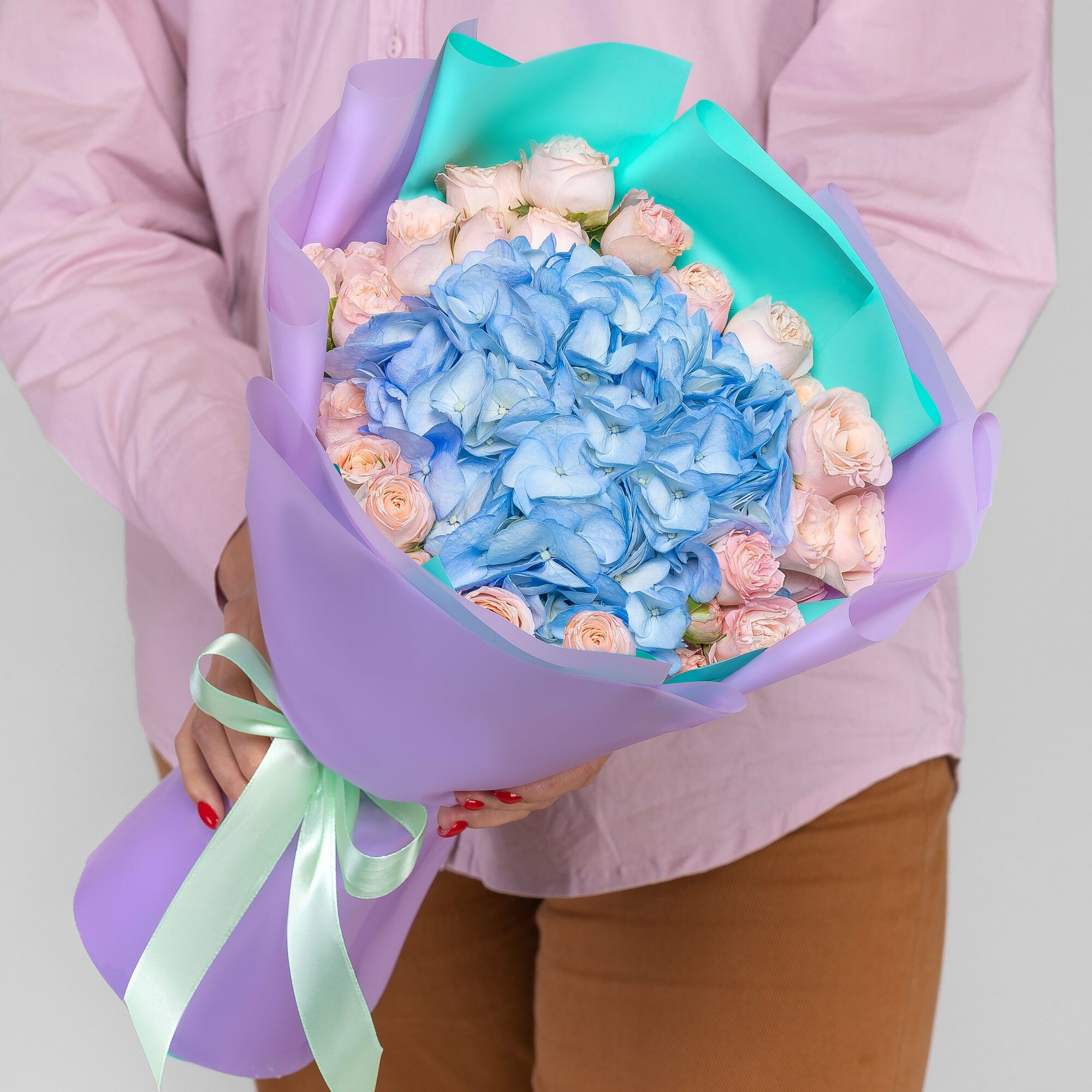 Дуо-букет Мегацвет24 "Голубая гортензия и роза Бомбастик", 40 см, дизайнерская упаковка