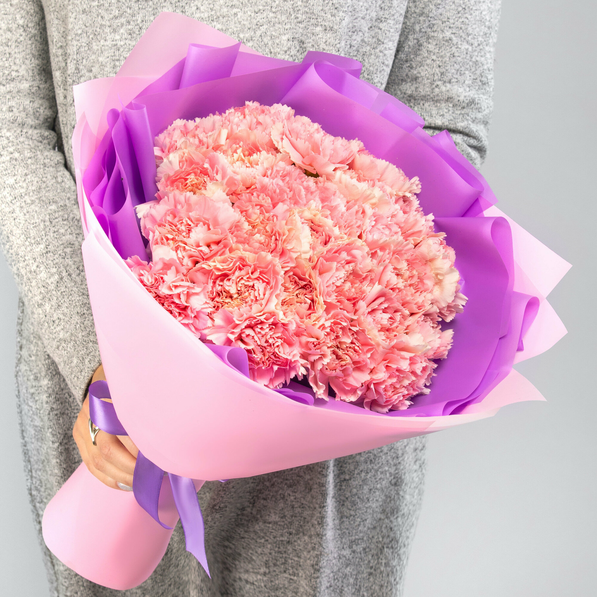 Букет Мегацвет24 "Розовые гвоздики", 25 цветков, дизайнерская упаковка