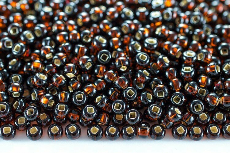 Бисер чешский PRECIOSA круглый 6/0 17140 коричневый, серебряная линия внутри, квадратное отверстие, 50г
