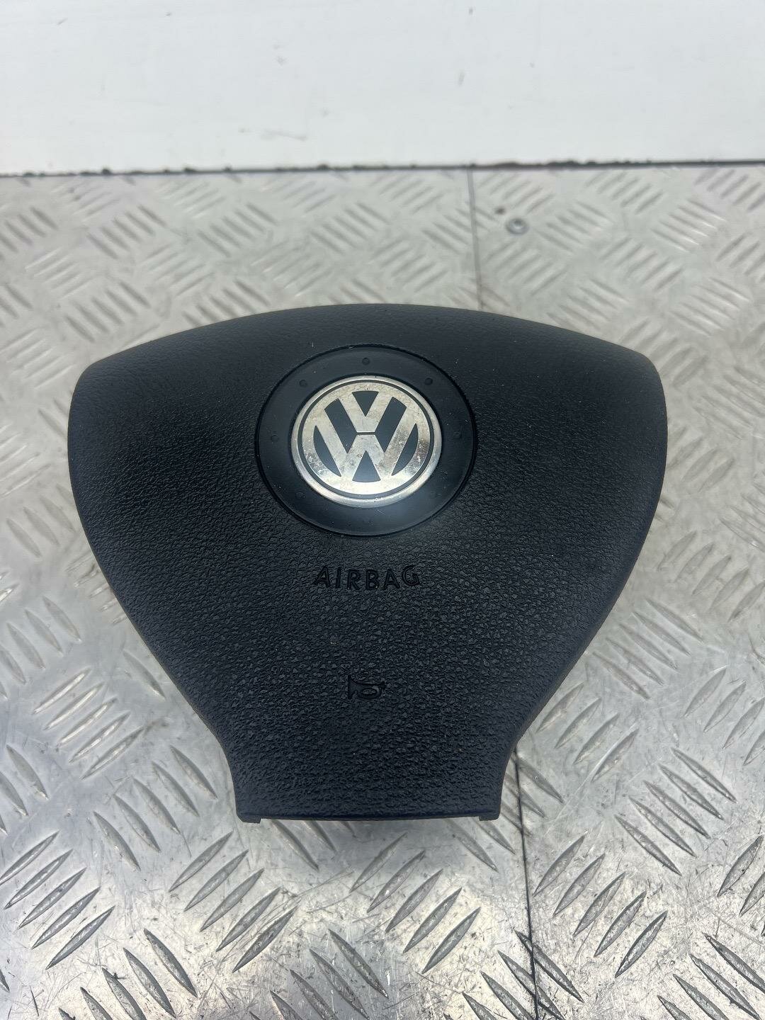 Подушка безопасности водителя Volkswagen Passat B6 2009 1K0880201BS