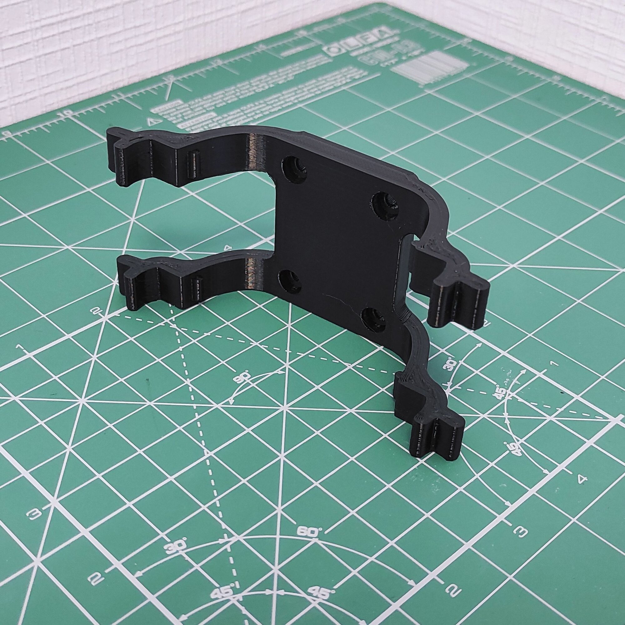 Держатель навигатора Garmin Montana 700 с отверстиями 30х40 мм