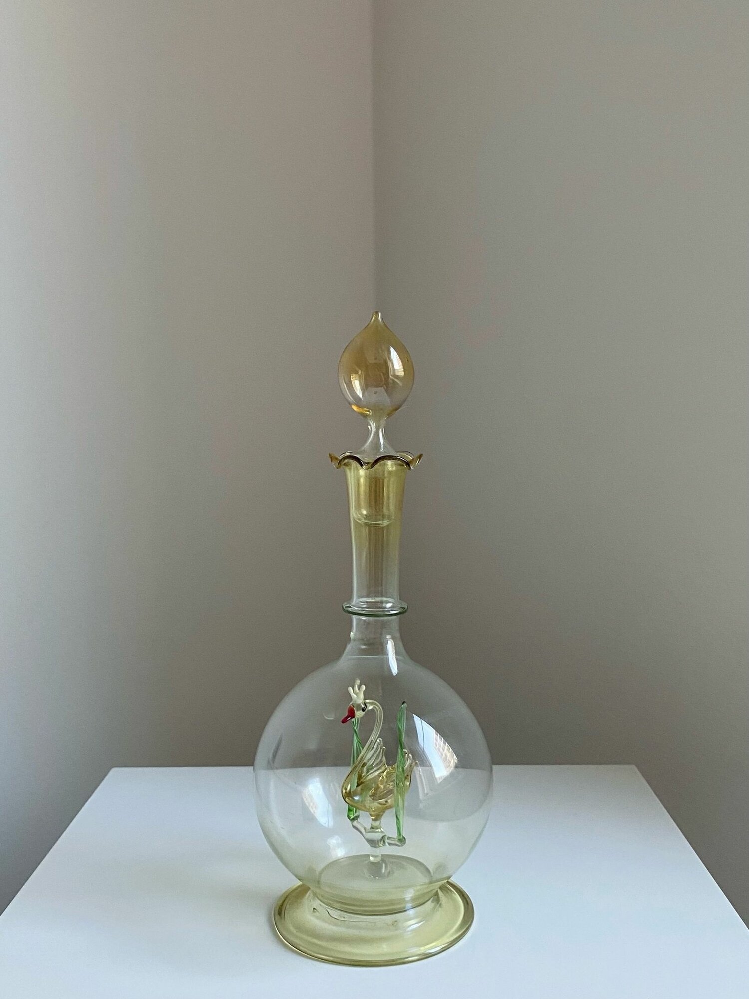 Графин "Царевна лебедь" СССР. Цветное стекло. Гутная техника. Высота: 25 см.