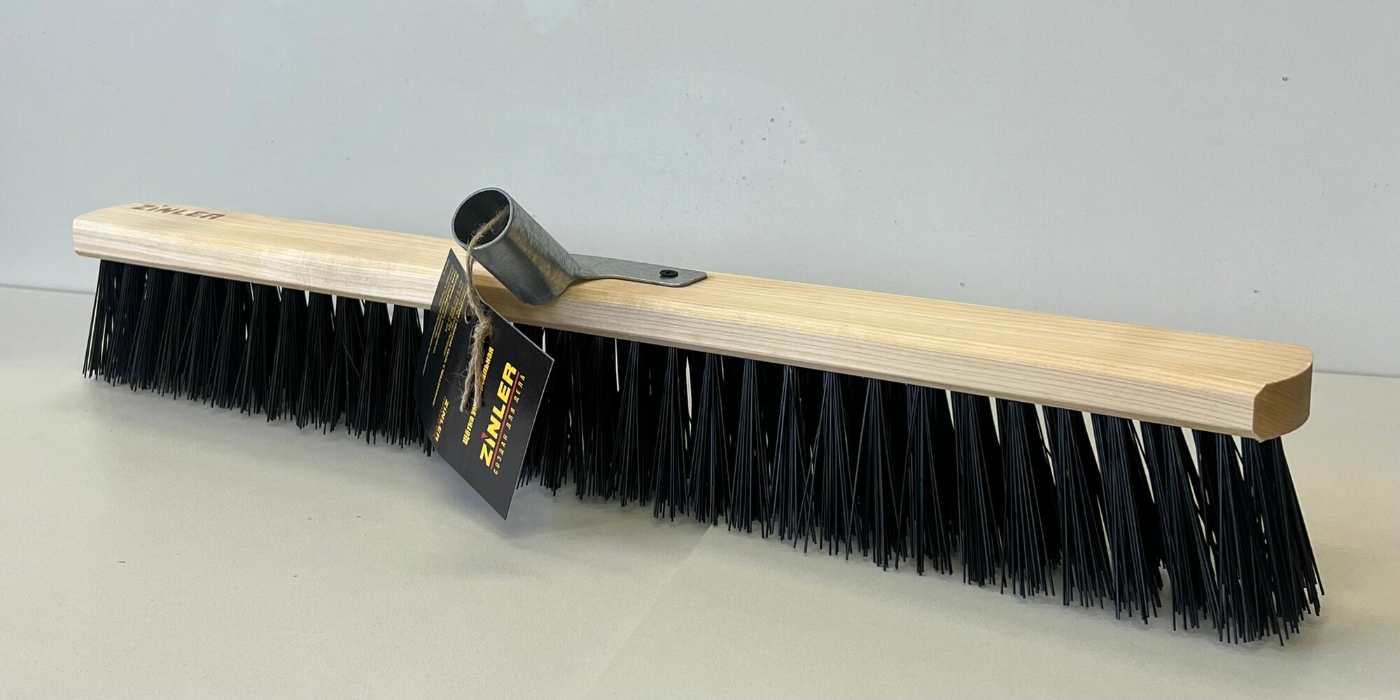 Уличная щетка ZINLER для пола, 600 мм, металлическое крепление