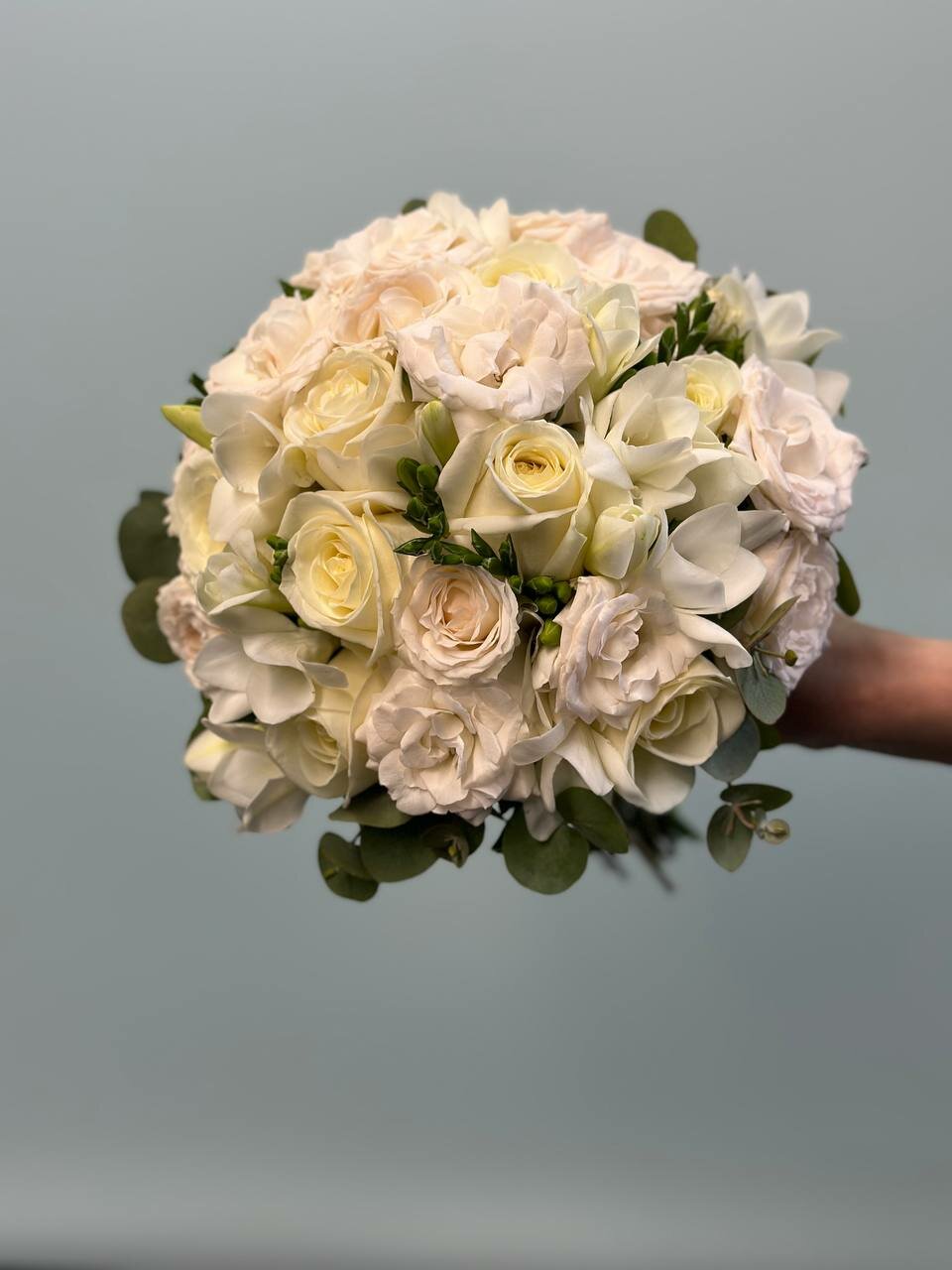 Букет 'Свадебный' от wowflo, высота 20см, 23 цветка, круглый, под ленту