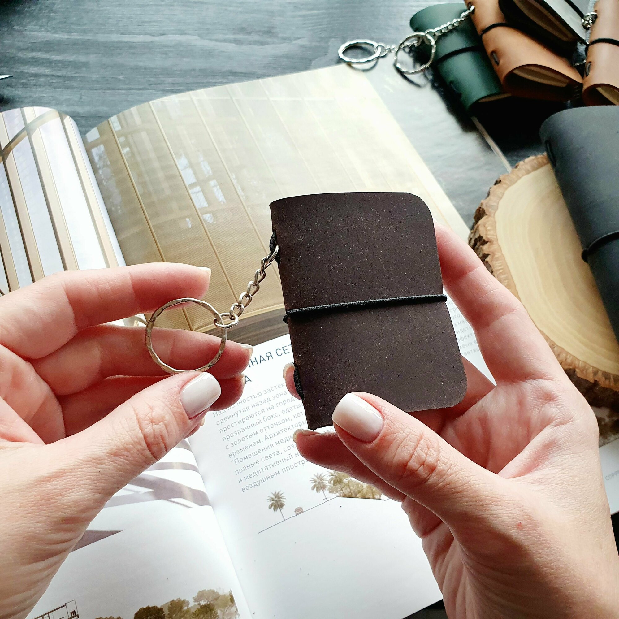 Кожаный блокнот А8 (6х7,5см) на цепочке с кольцом