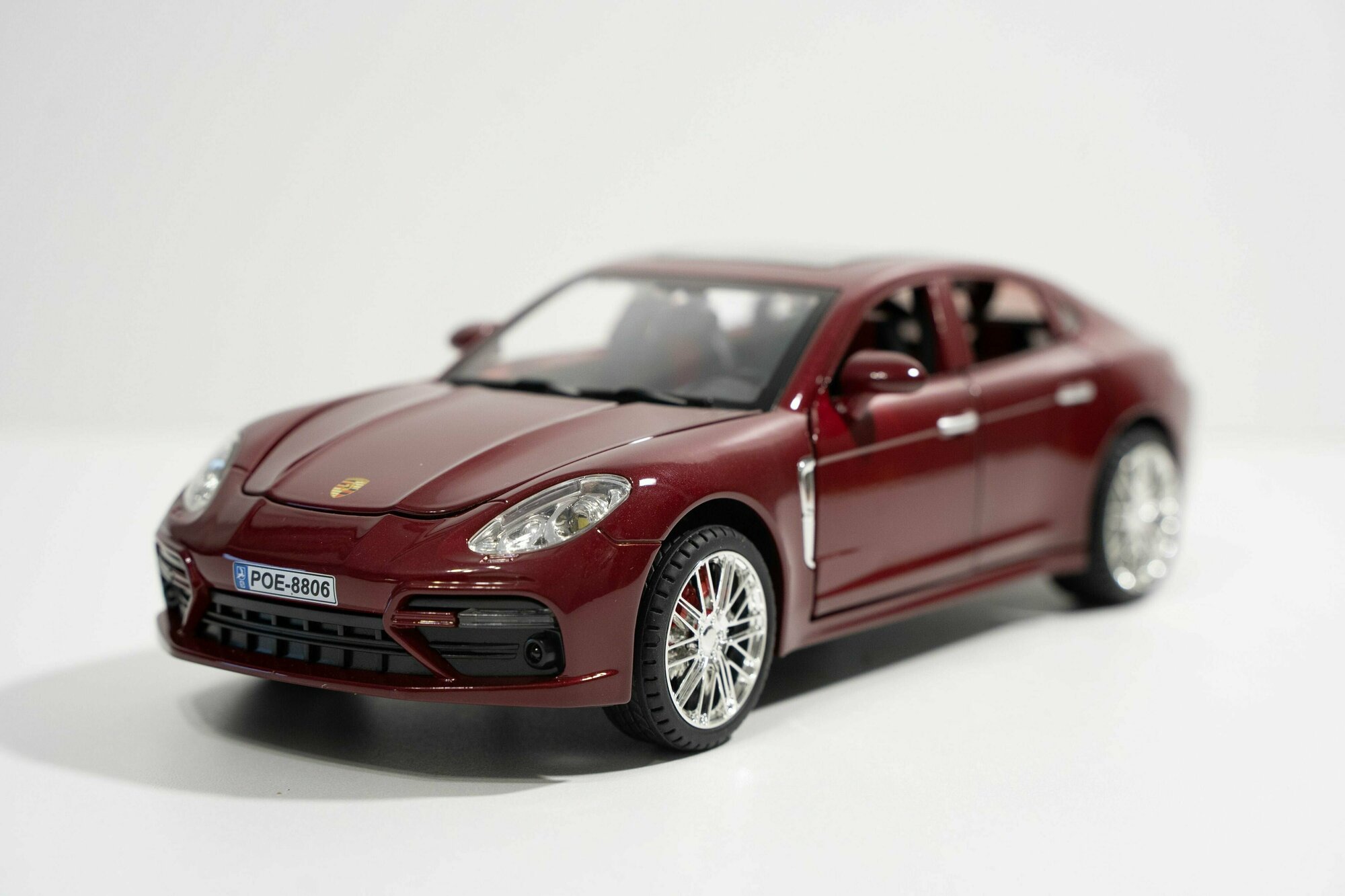 Модель автомобиля Porsche Panamera коллекционная металлическая игрушка масштаб 1:18