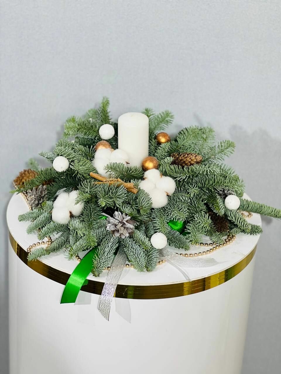 Новогодняя интерьерная композиция со свечой на стол из натурального нобилиса
