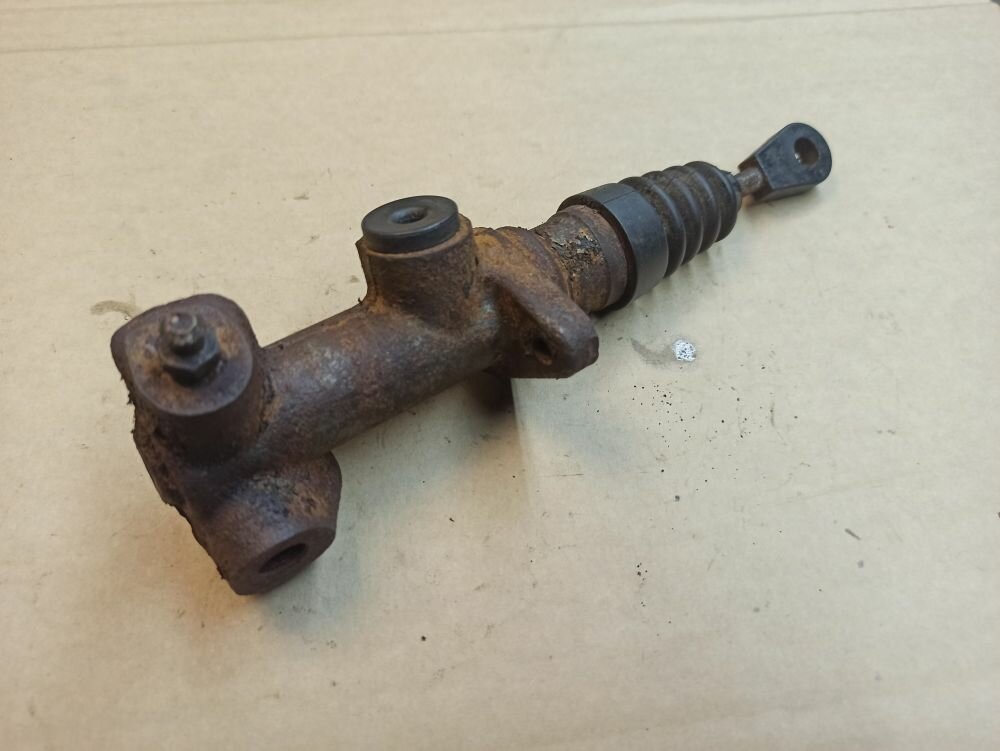 Цилиндр сцепления главный VW Passat B3 Corrado 357721401