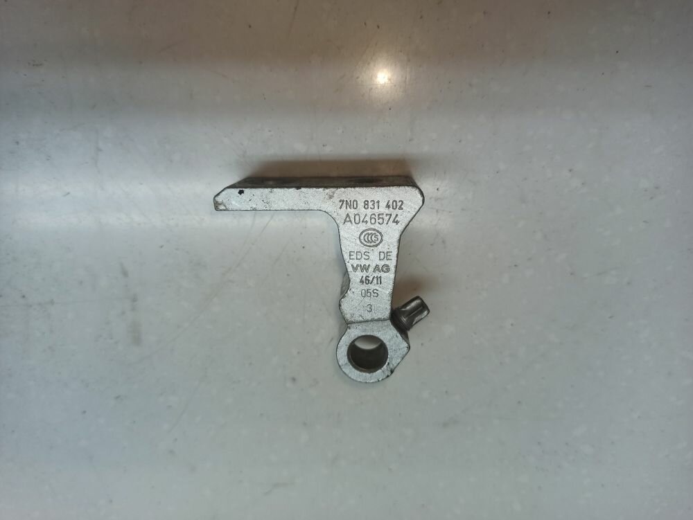 Петля двери Volkswagen Polo Skoda 7N0831401 7N0831401