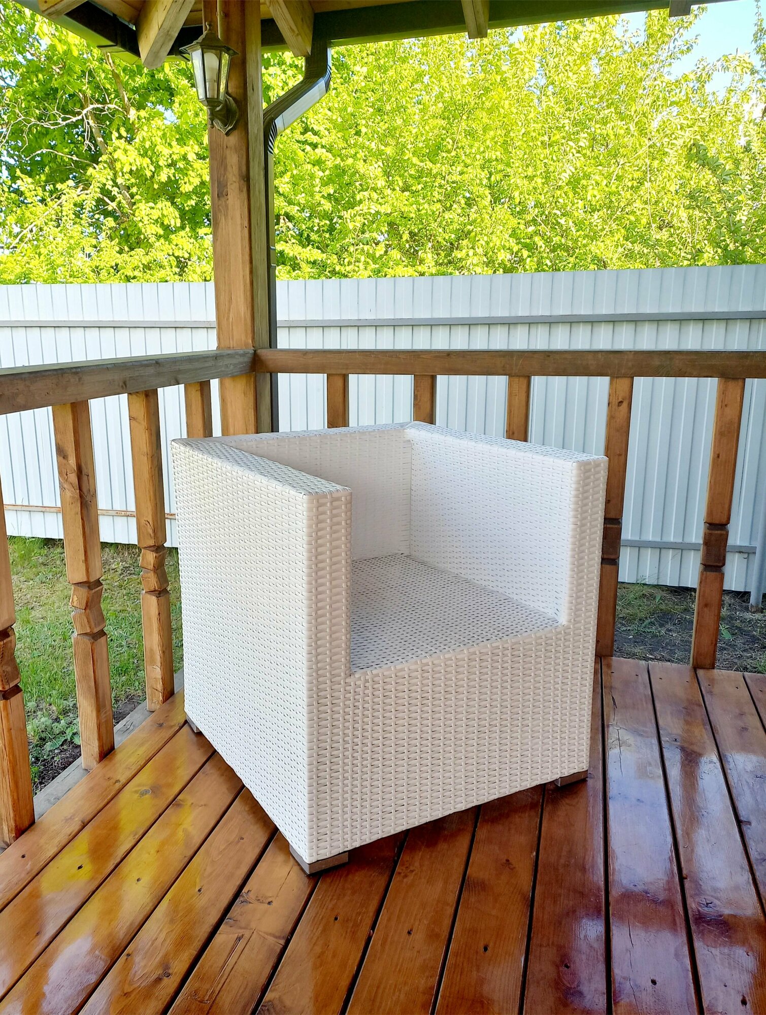 Стильное плетеное белое кресло из искусственного ротанга