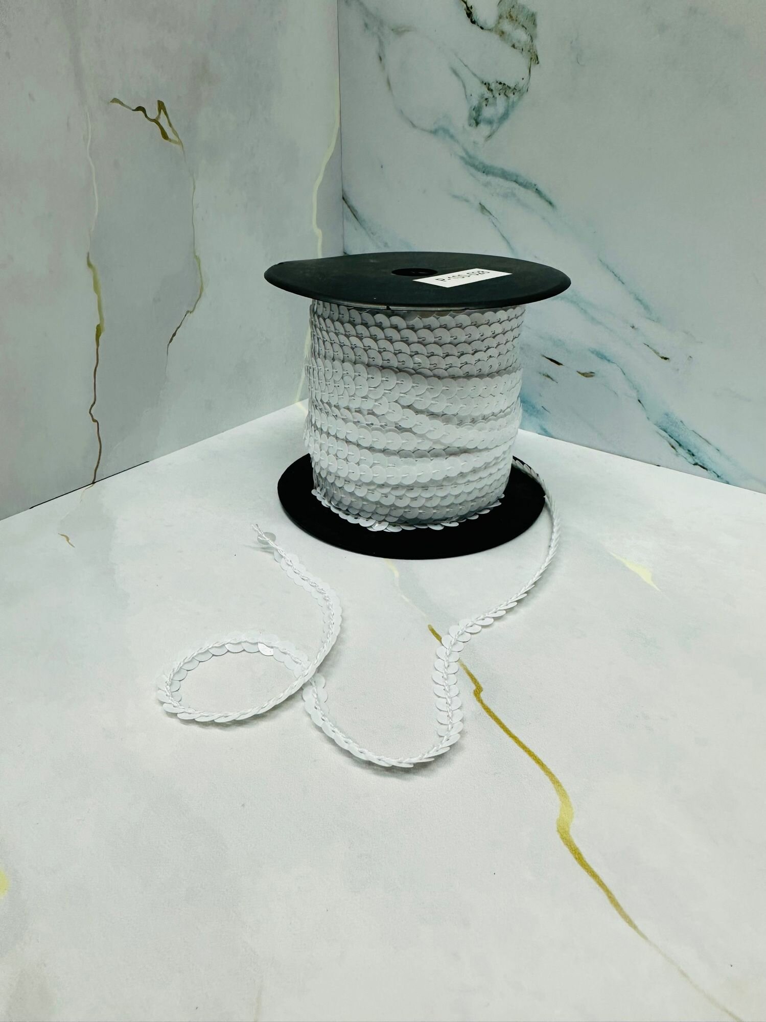 Пайетки на бобине 6мм*100м белый.