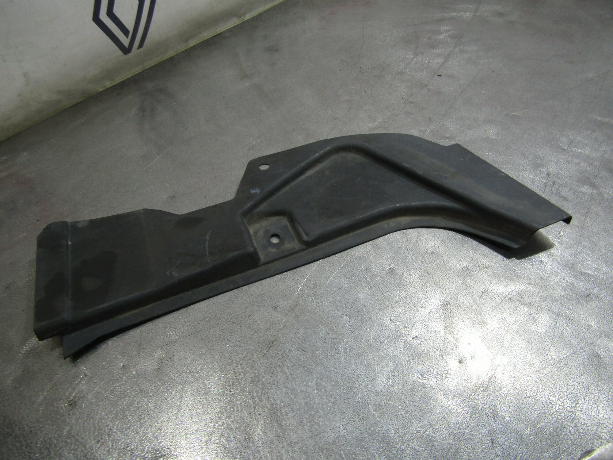 Накладка стойки лобового стекла левая нижняя Volvo FH, FM