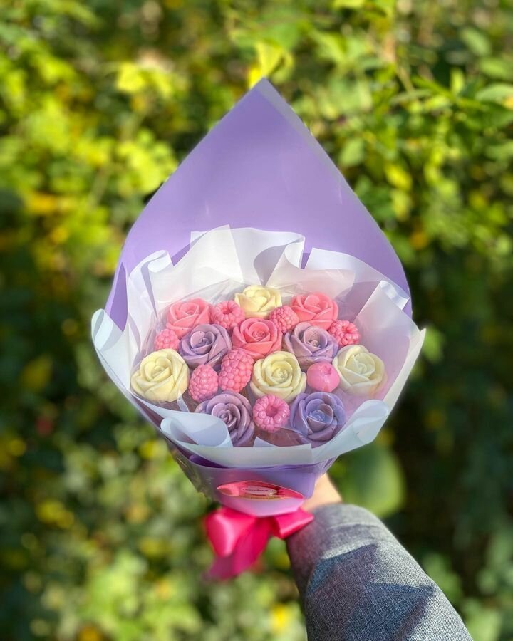 Букет из шоколадных роз "ShokoTrendy", с шоколадными ягодами малины, белый шоколад, 180г