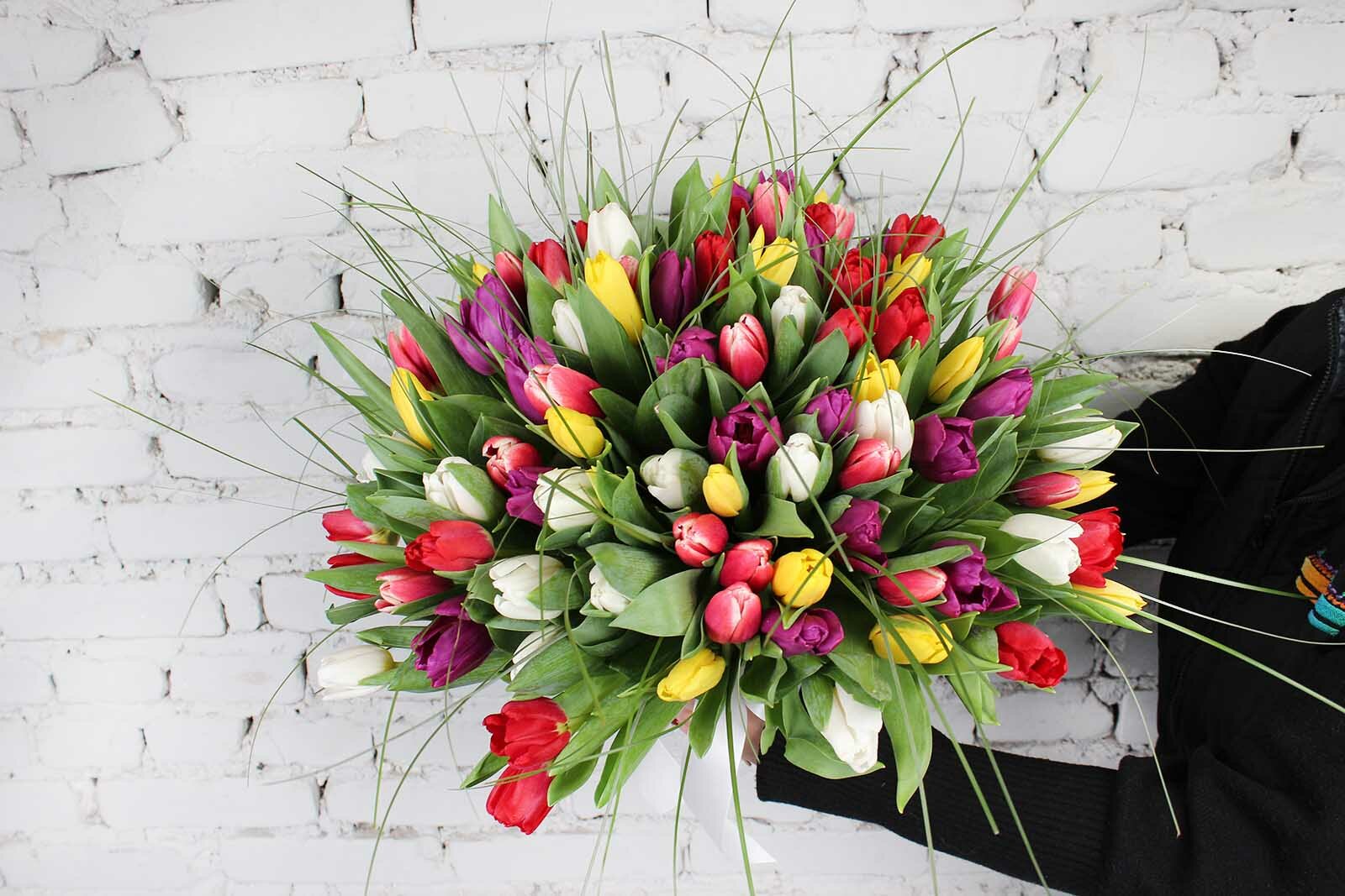 Букет 101 тюльпан микс с берграссом