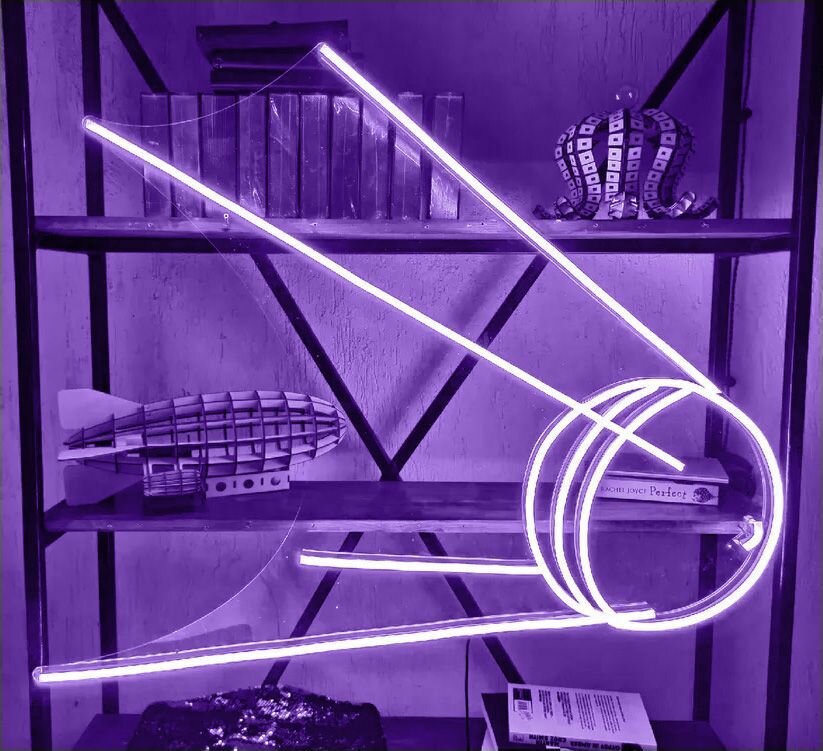 Неоновый светильник Первый спутник, 60х54 см, фиолетовый