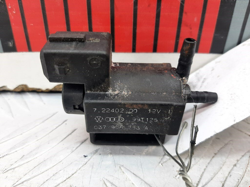 Клапан воздушный Audi A3 8L 037906283A арт. 2035618