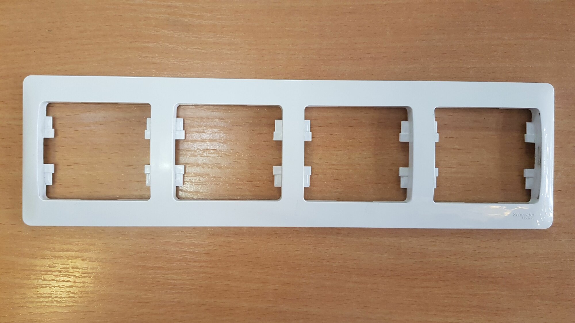 Рамка 000104 "Schneider Electric Glossa" четырехместная, горизонтальная, цвет белый