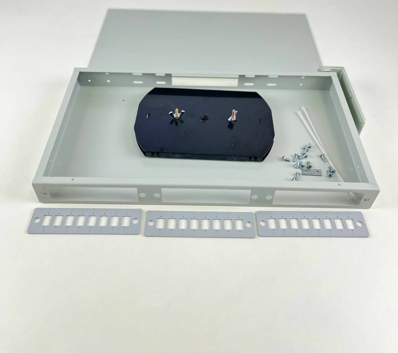 Оптический кросс высотой 1U под 3 сменные планки SC