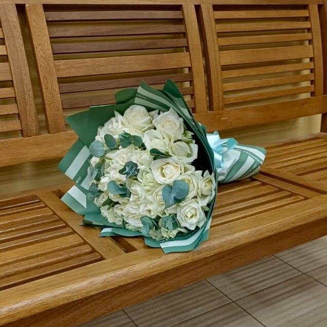 Живые цветы букет роз с эвкалиптом в упаковке 35 шт 40 см "Миледи", сорт - Аваланж