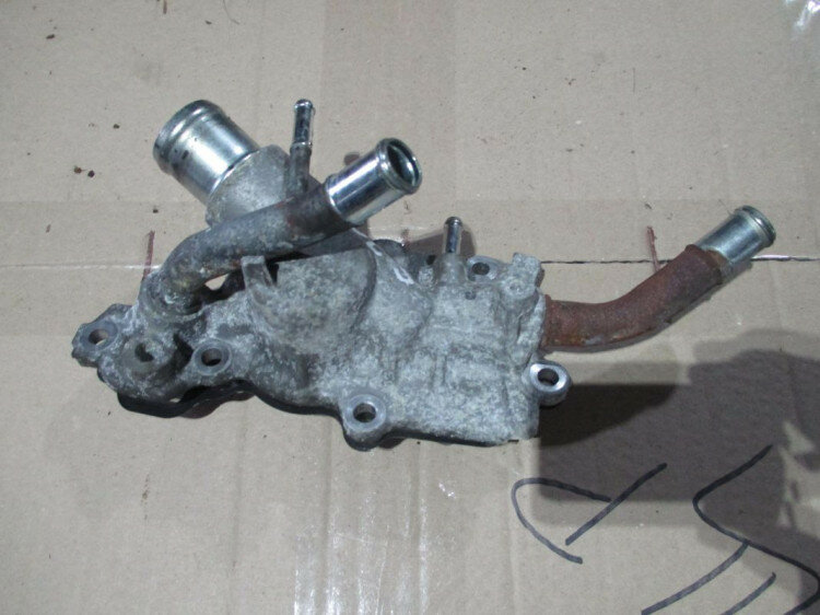 Корпус термостата 11060ET00B Ниссан Ноут Тиида 1,8л MR18DE с термостатом 21230EL00B