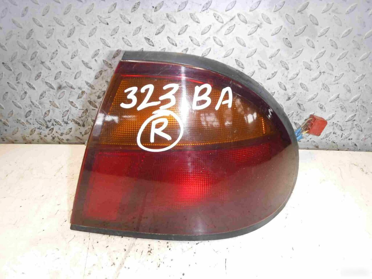 Фонарь задний наружный правый Mazda 323 BA (1994—2000) BC1M51150B