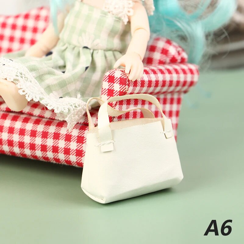 Мини сумочка белая для куклы 30 см -A6