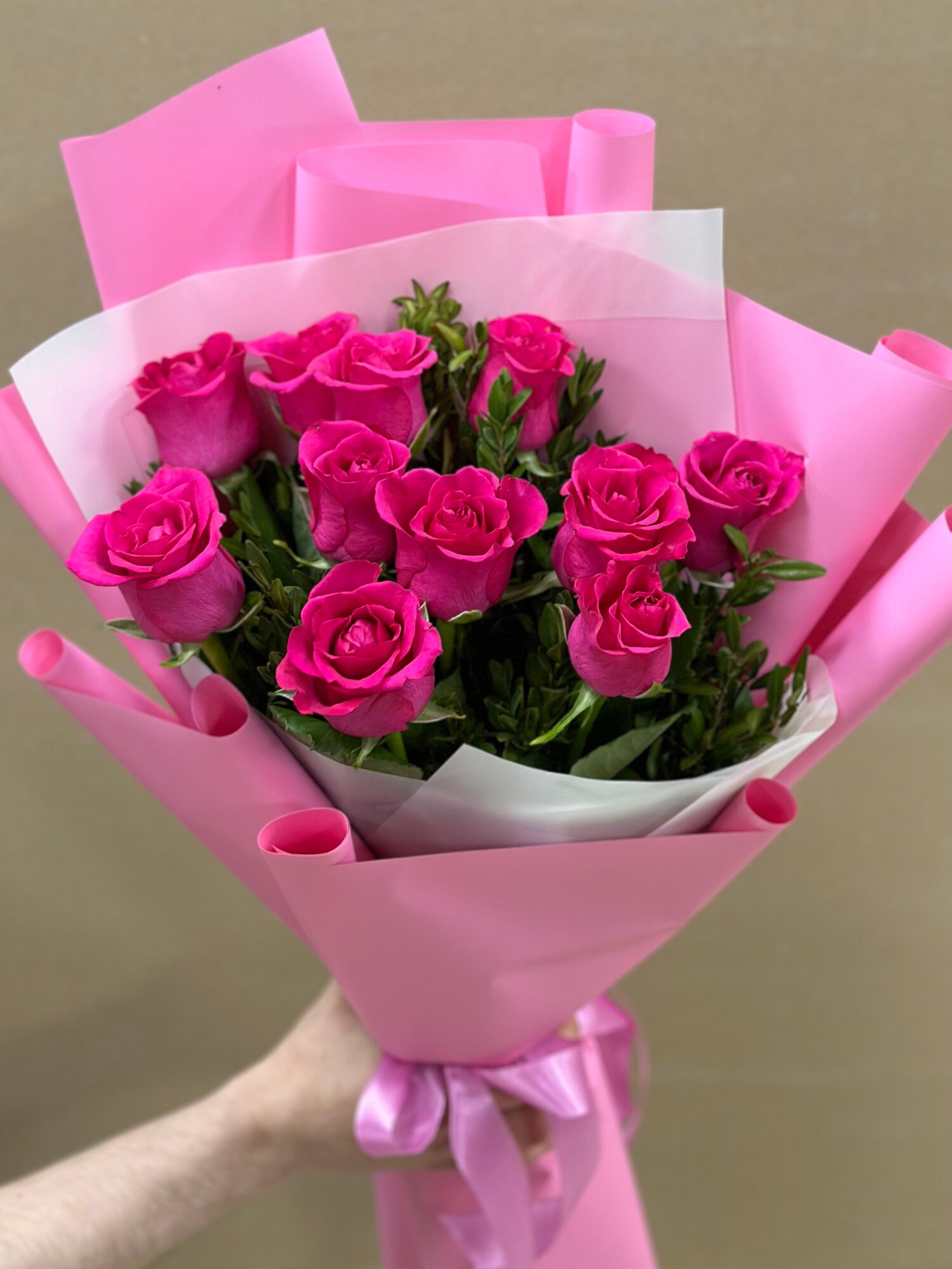 Монобукет Liana Flowers "Лэйла", 11 роз и самшит, на стеблях, оберточная бумага, бант, S