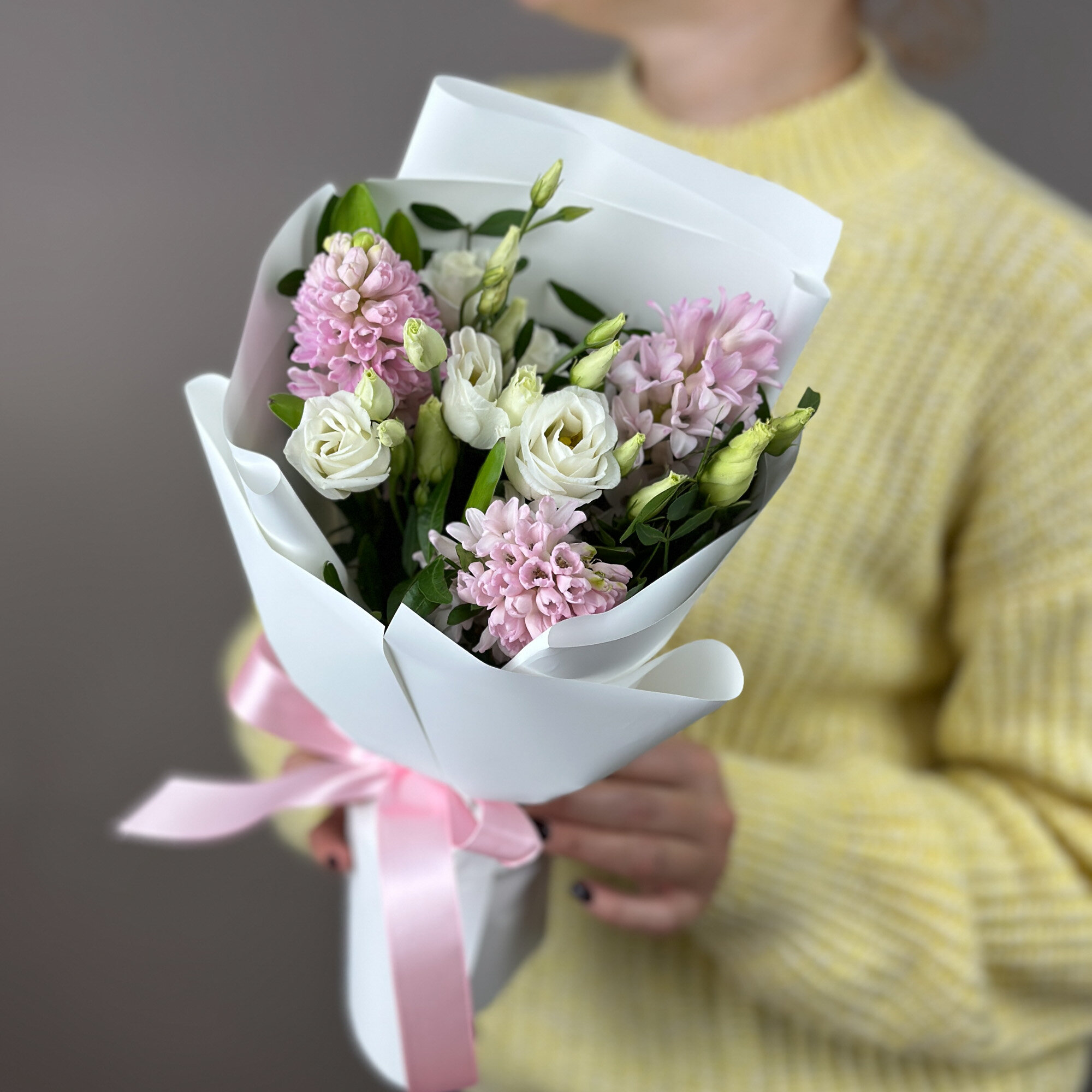 Букет комплимент из розовых гиацинтов и эустомы